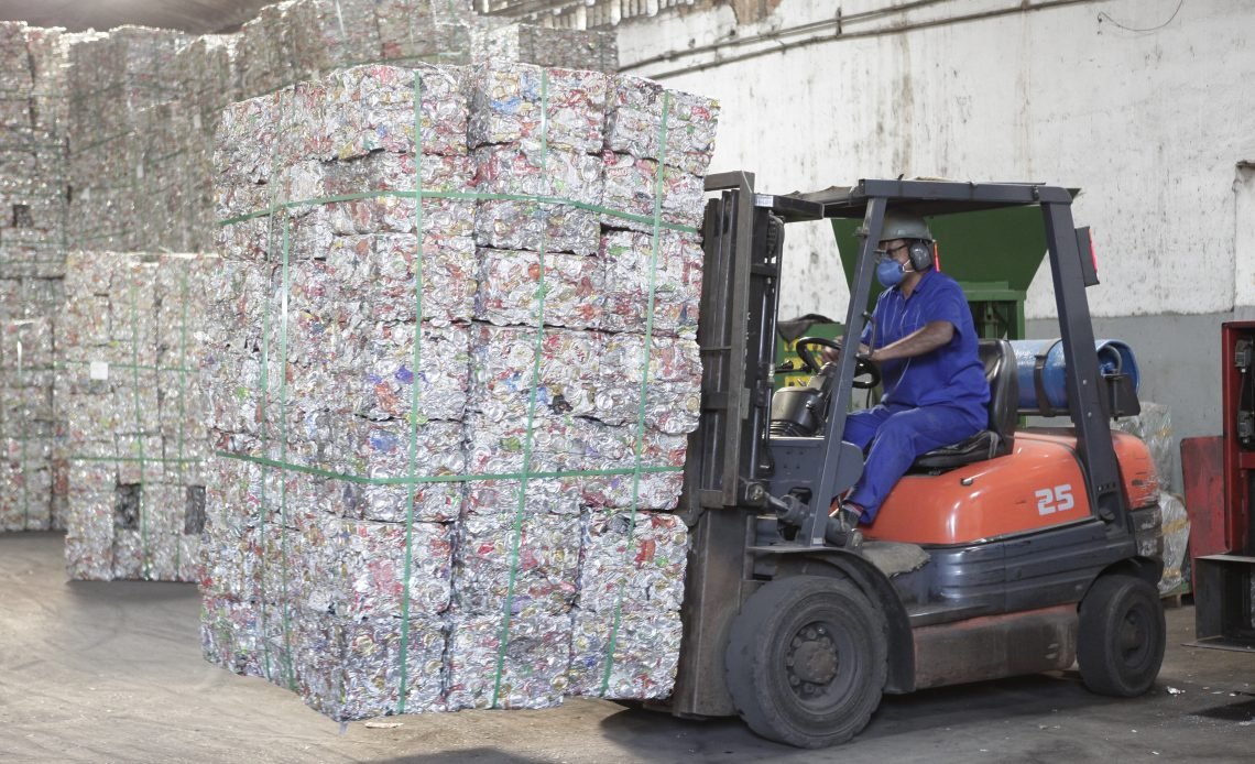 Em 10 anos, reciclagem de latas de alumínio para bebidas no Brasil ...